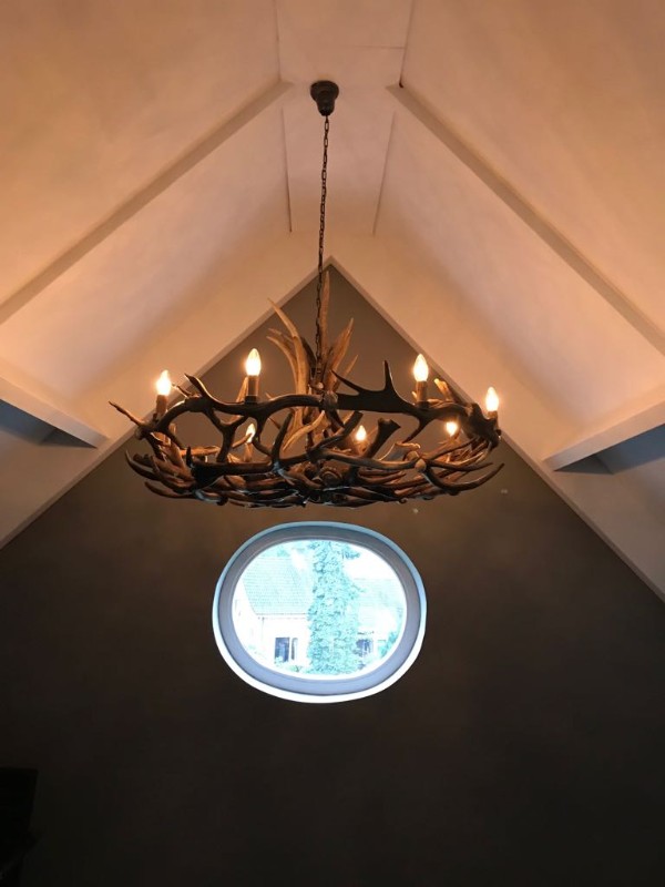 Grote lamp gemaakt van edelhert gewei - Gerealiseerde projecten - De ...