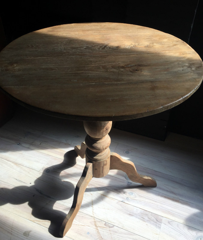 Mooi rond teakhouten tafeltje. De tafel heeft een fraaie kolompoo ...