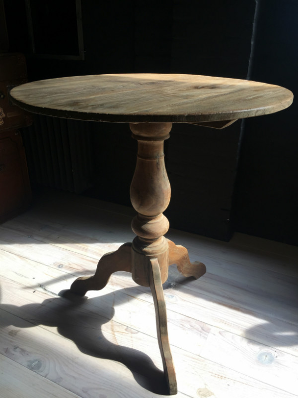 Mooi rond teakhouten tafeltje. De tafel heeft een fraaie kolompoo ...